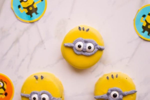 How to Make Minion Oreos - My Heavenly Recipes