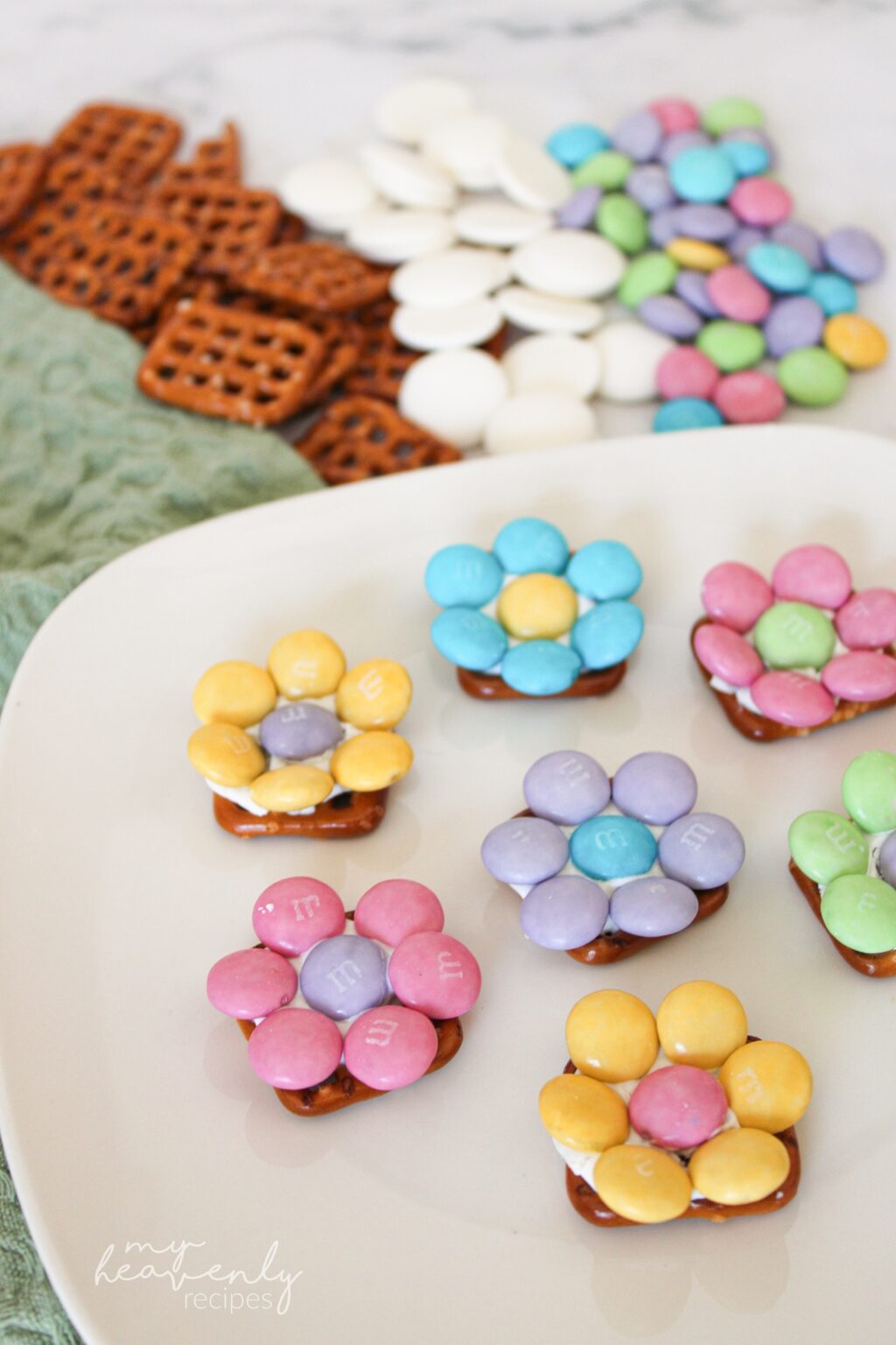 M&M Flower Pretzel Bites - My Heavenly Recipes